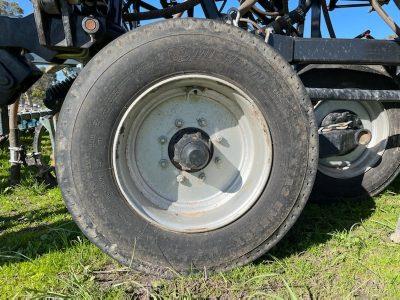 Simplicity 9000 & Flexicoil ST820 airseeder, Seeding Tillage Simplicity ...