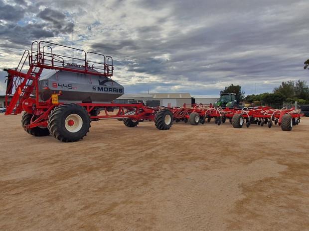 Morris Morris Quantum Bar & Morris 9445 TBH Air Cart Air Seeder ...