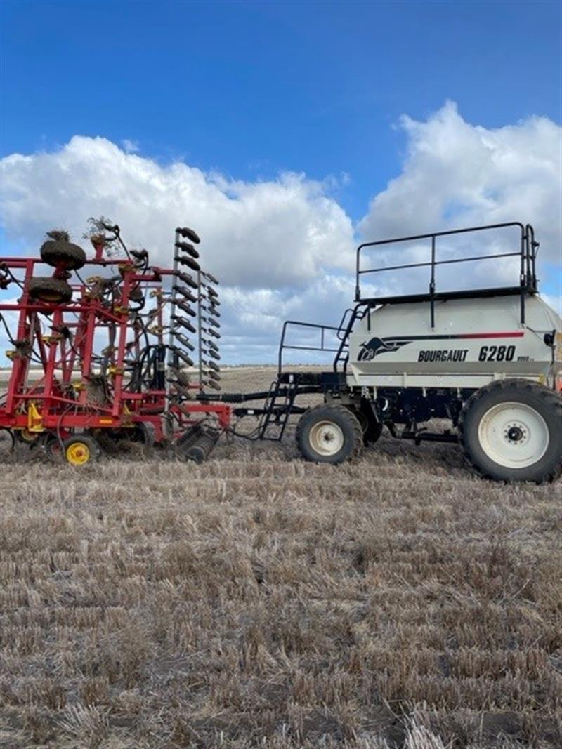 Bourgault 8810 & Bourgault 6280 airseeder, Seeding Tillage Bourgault ...
