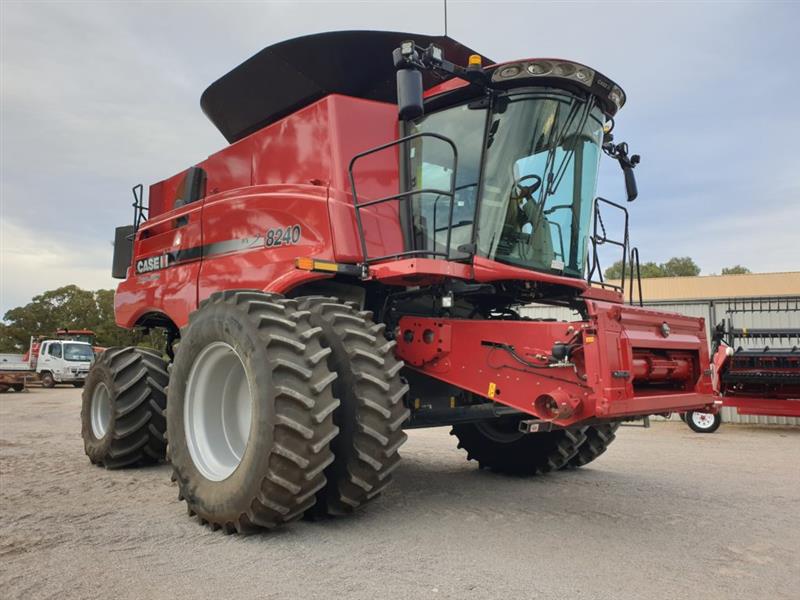 Case IH 8240 Axial Flow Combine with Case IH 3050 Vario front 41ft ...