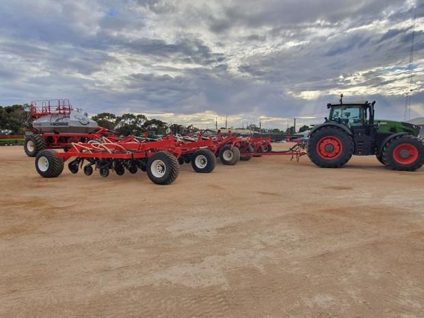 Morris Morris Quantum Bar & Morris 9445 TBH Air Cart Air Seeder ...