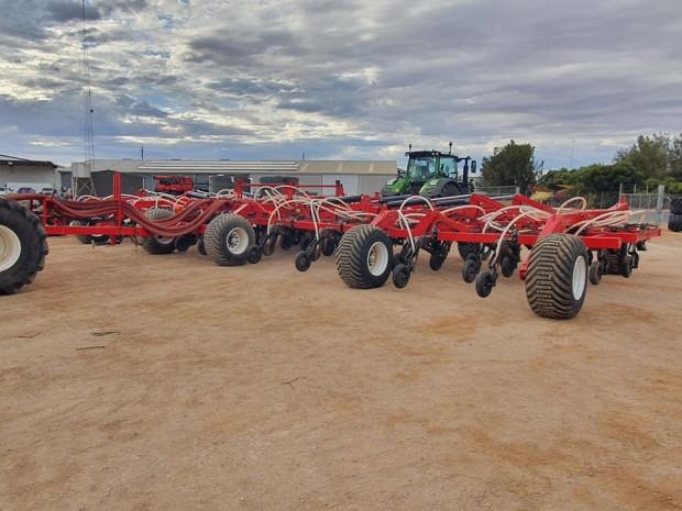 Morris Morris Quantum Bar & Morris 9445 TBH Air Cart Air Seeder ...
