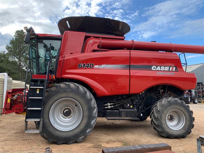 Case IH 6140 Axial Flow Combine & Draper Front, Harvesters Case IH SA ...