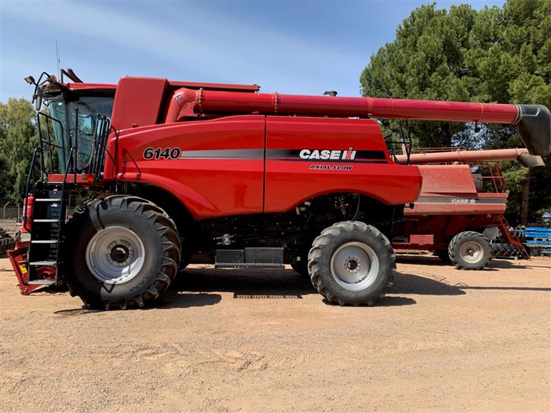 Case IH 6140 Axial Flow Combine & MacDon FD135 Front, Harvesters Case ...